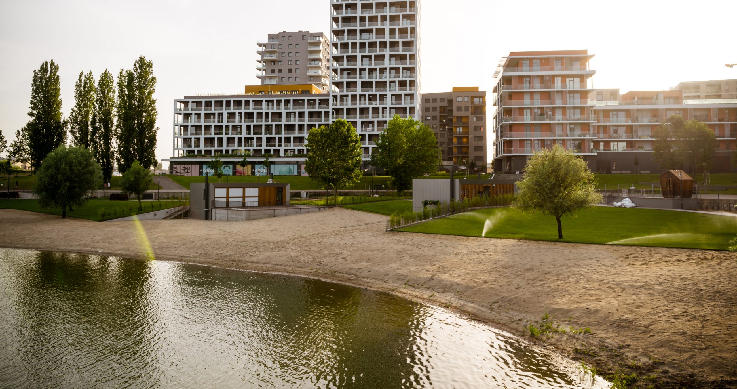Megnyitott Budapest első szabadvízi strandja, a SHO Beach