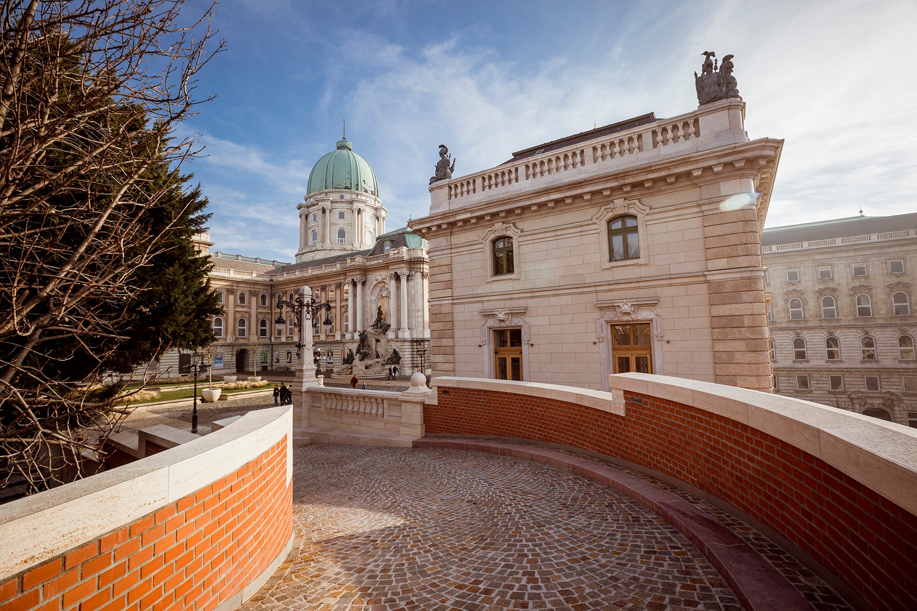 Újjászületett rámpán gyalogolhatunk fel a Budavári Palotához