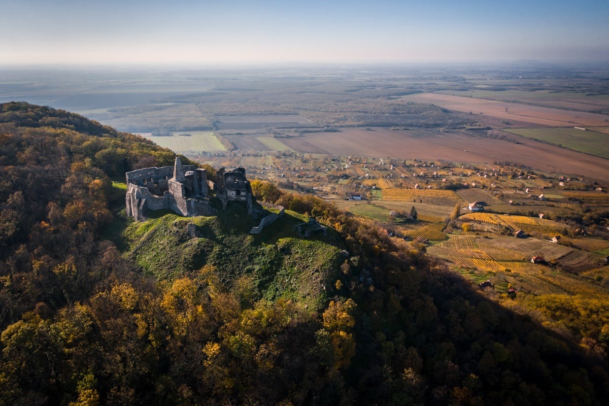Megújult a Balaton-felvidék tanúhegyének erdő rejtette vára