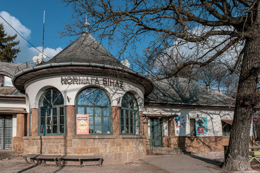Új helyszínre költözik a Normafa Síház népszerű vendéglátóhelye