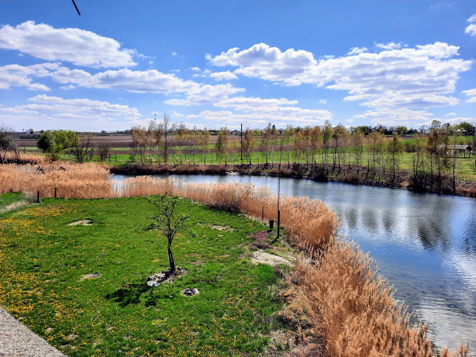 Idilli tóparti hangulat fogad bennünket Budapesttől egy karnyújtásnyira