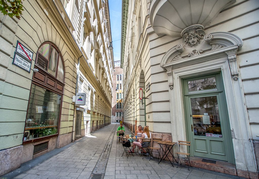 Budapest leghangulatosabb kis utcái, amiken végigsétálva egy másik ...