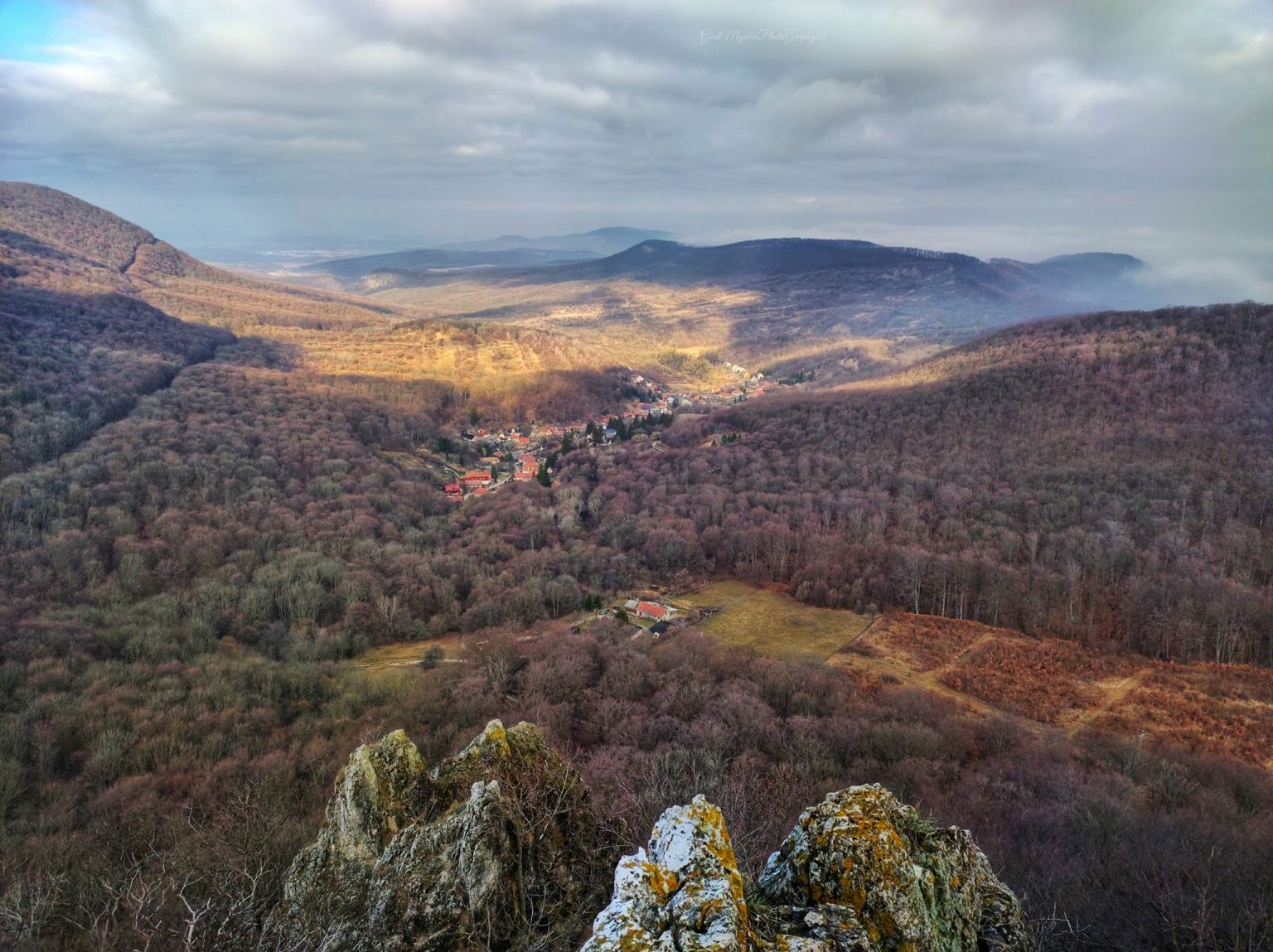 Szédítő mélység tárul elénk a Pilis vadregényes sziklapereméről