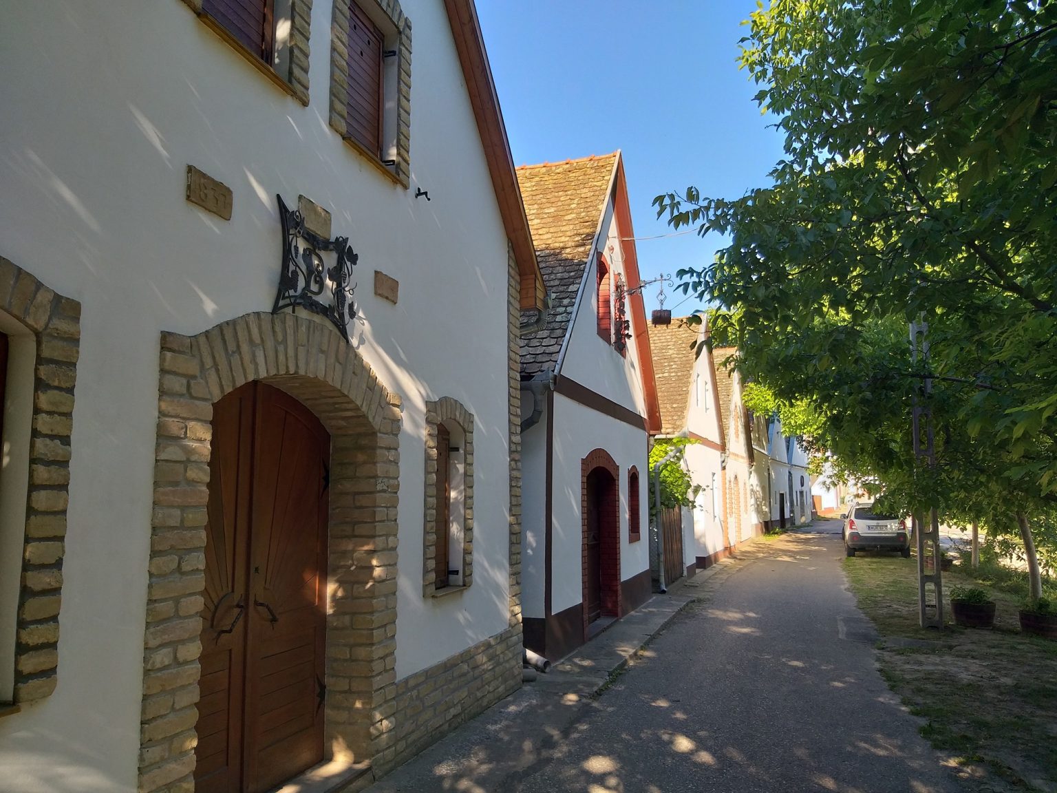 5 elbűvölő magyar falu, aminek takaros sváb házai idilli barangolásra ...