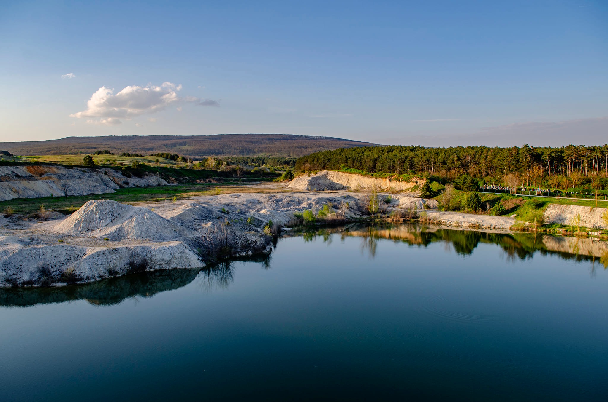 Lenyűgözően szép bányató rejtőzik a balatoni tanúhegyek ölelésében