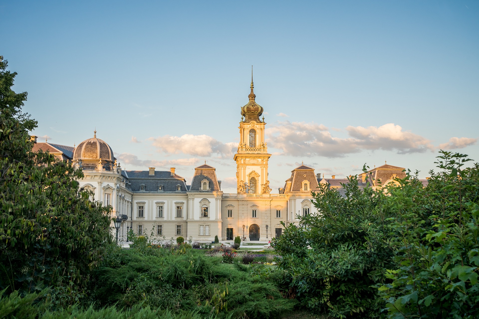 Ob Blatnem jezeru se skriva majhna vasica s pravljičnimi hišicami