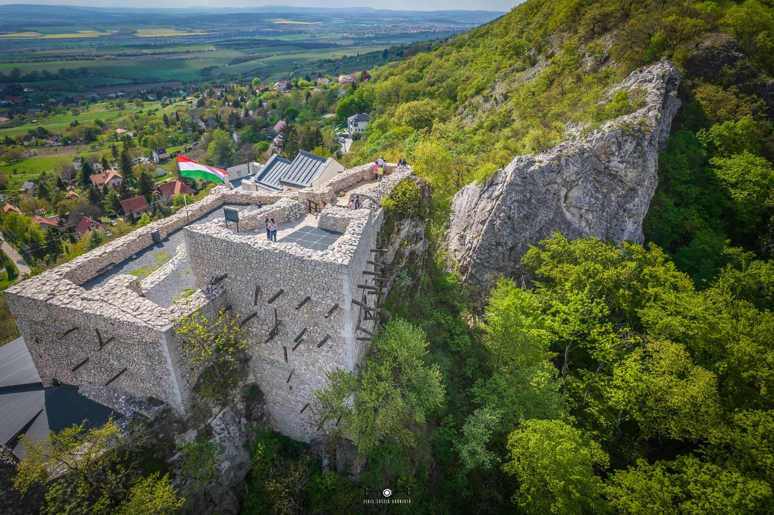 Pazar látványt nyújt a Vértes domboldalba épített középkori vára
