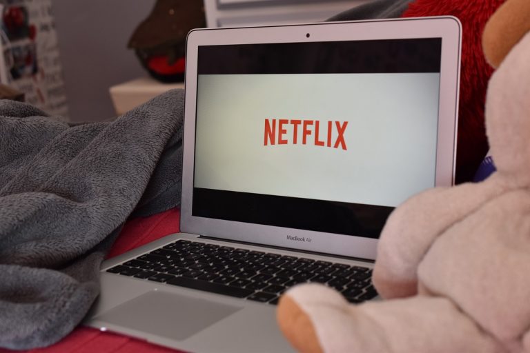 10 strašljivih serij na Netflixu in drugod za strašljivo noč čarovnic