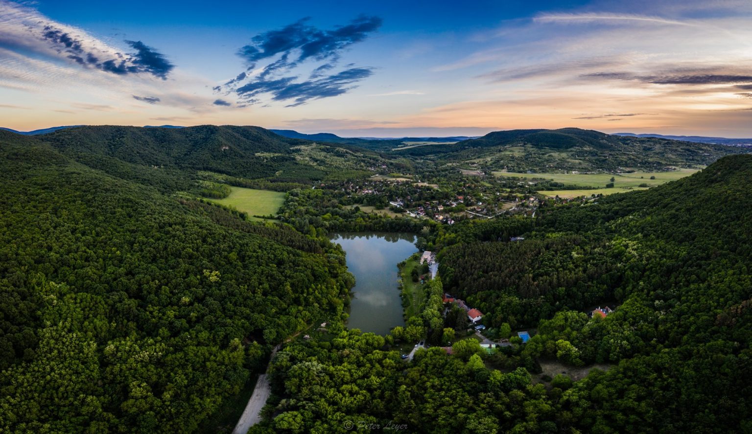 5 mesebeli víztükör hazánkban, amely festői hegyvonulatok ölelésében rejlik