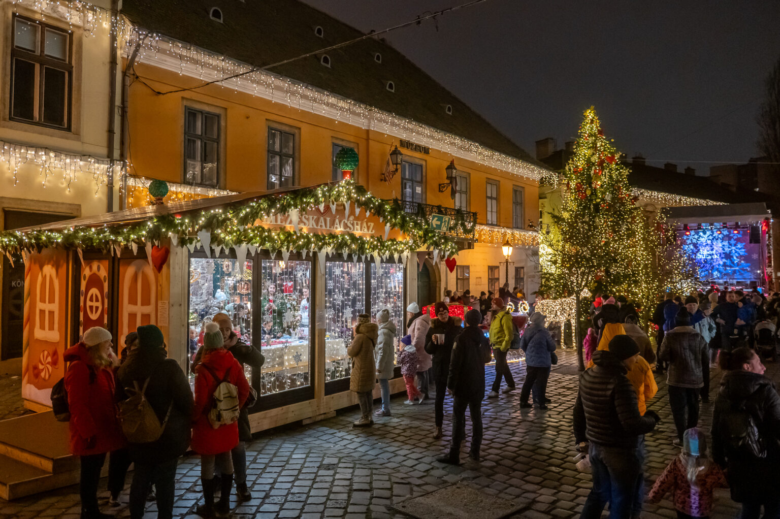 Mesés karácsonyi hangulattal és kisvárosias bájjal vár a Váci Advent